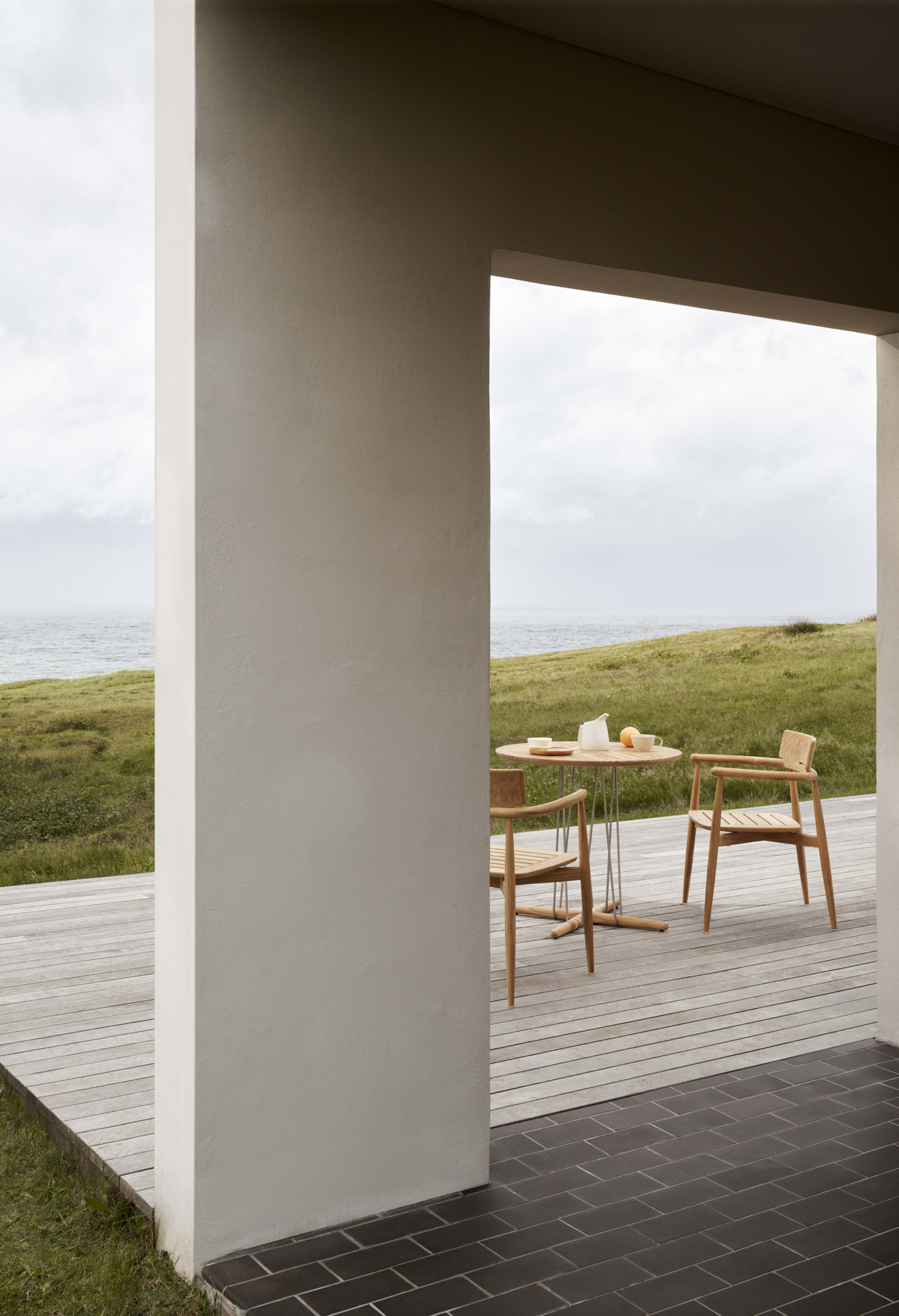 santiccioli.com | Carl Hansen & Søn E022 Ø80 | Embrace Outdoor Table